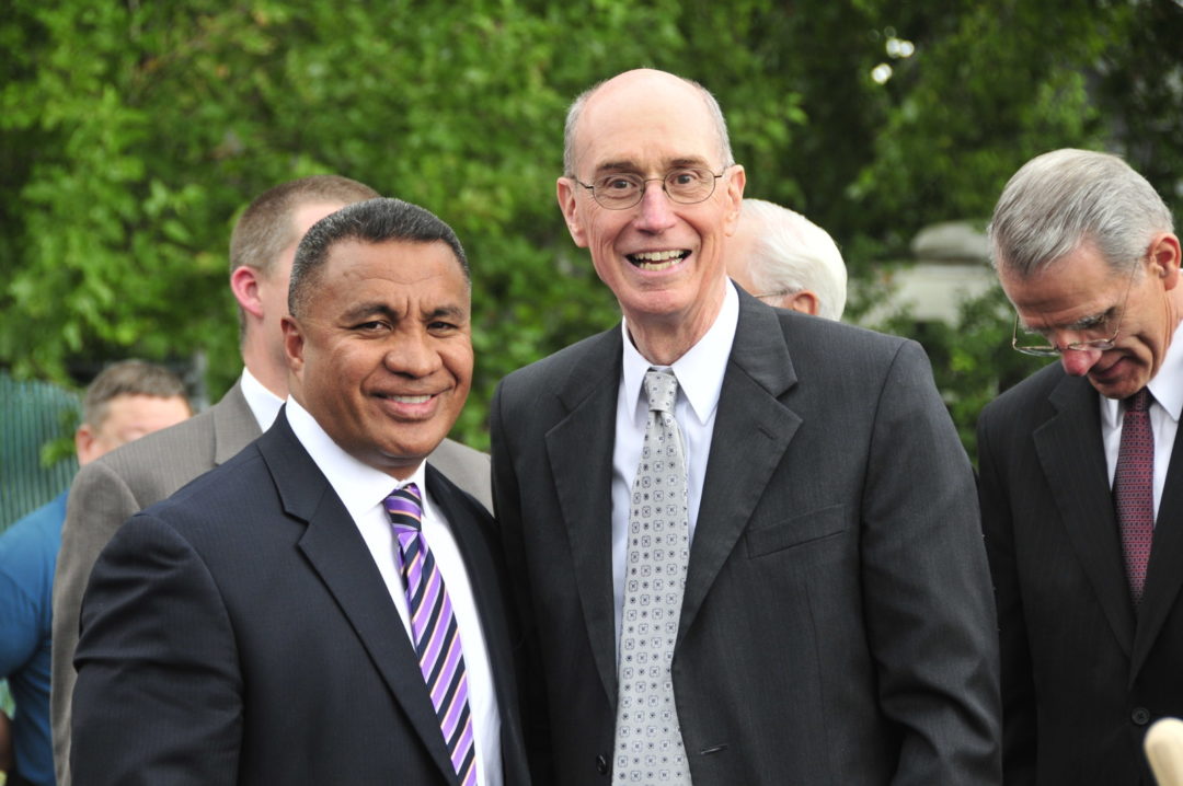 Élder Groberg fala sobre o crescimento da Igreja em Tonga e o poder da ...